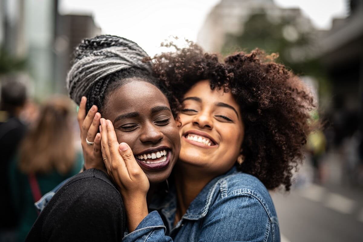 Goodtherapy 4 Benefits Of Sharing Your Smile Or A Laugh