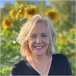 Dr. Zoë Folts DBH, LCSW in